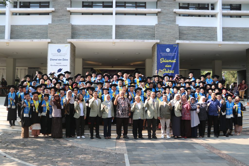 Pelepasan Wisudawan/Wisudawati Program Studi Sarjana Psikologi Periode IV Tahun Akademik 2022/ ...